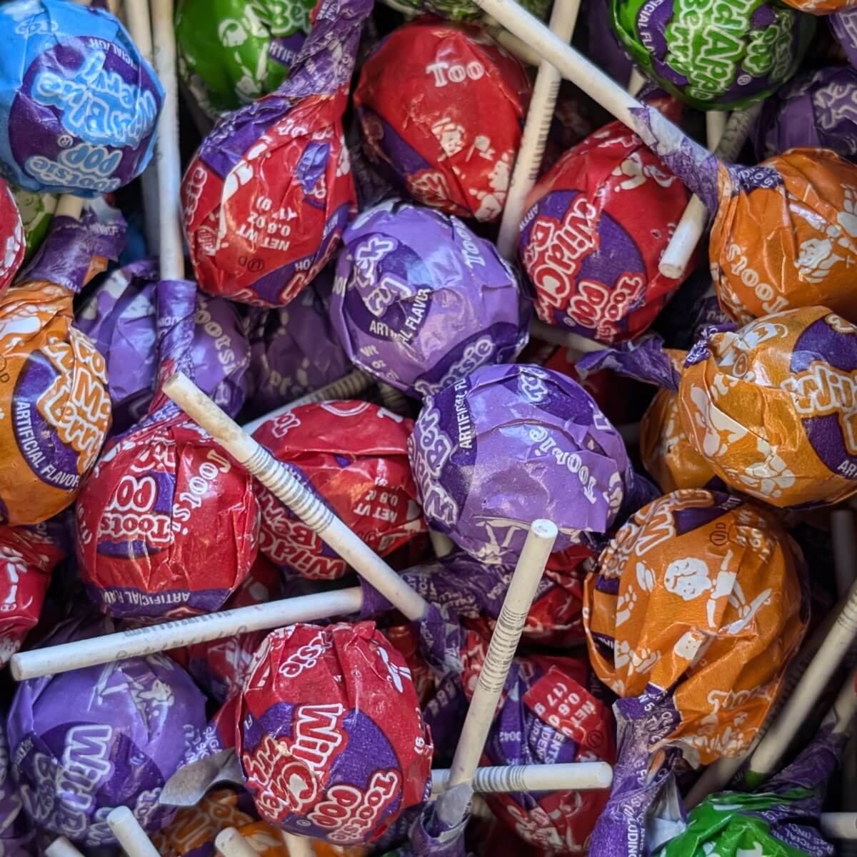 Wild Berry Tootsie Pops – Pearls Candy & Nuts NH